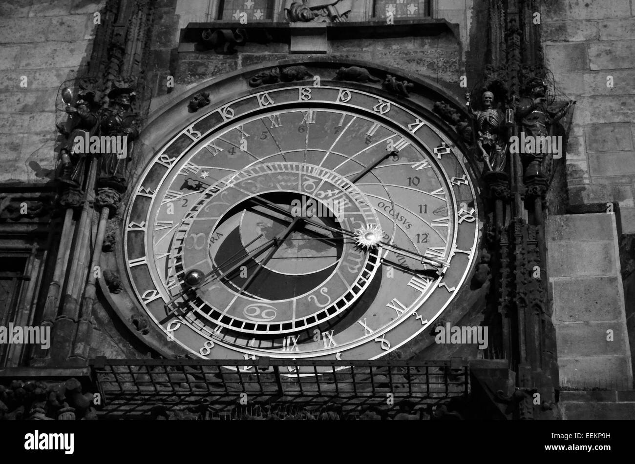 Clock with moving figures hi-res stock photography and images - Alamy