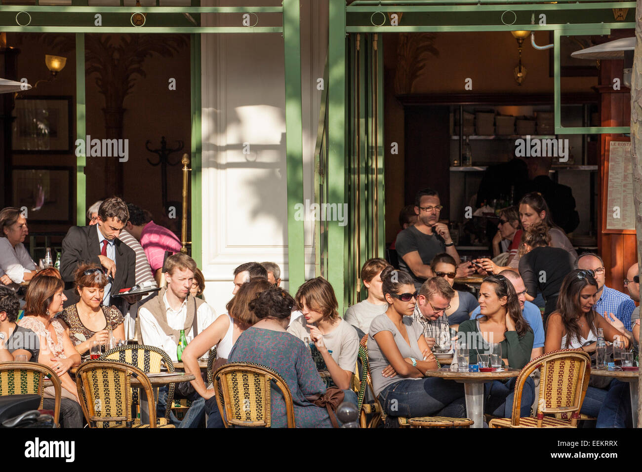 Crowded Paris cafe Stock Photo - Alamy