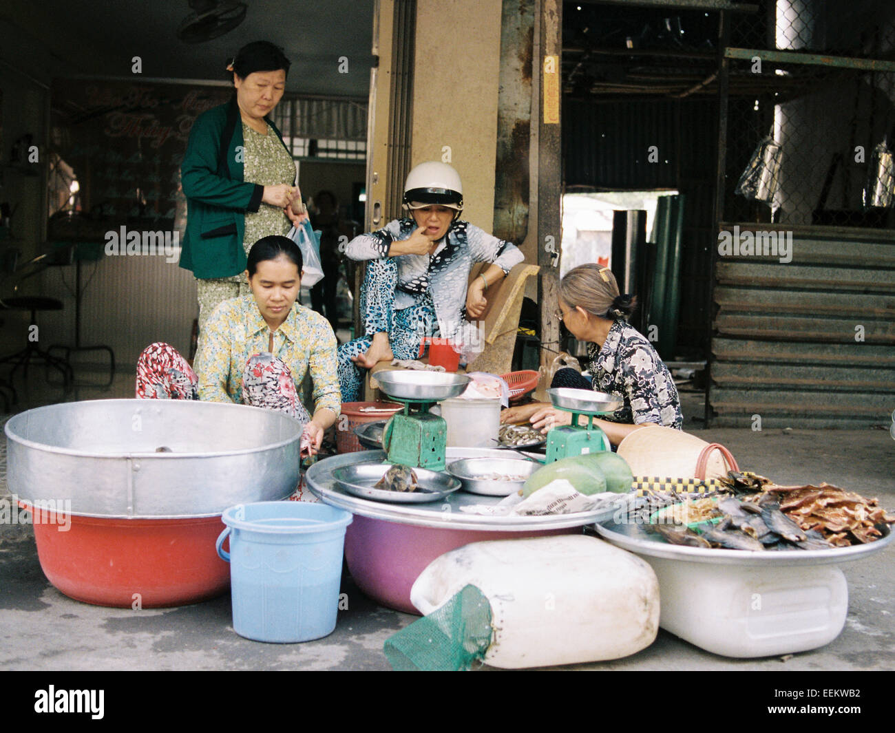 Vendors selling fish hi-res stock photography and images - Alamy