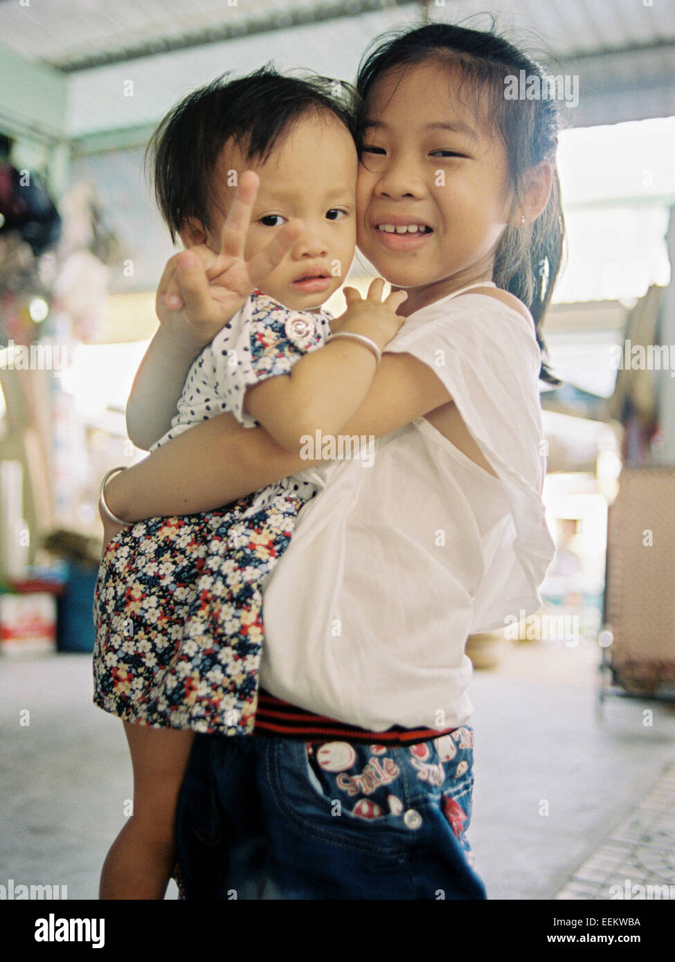 Baby girl peace sign hi-res stock photography and images - Alamy