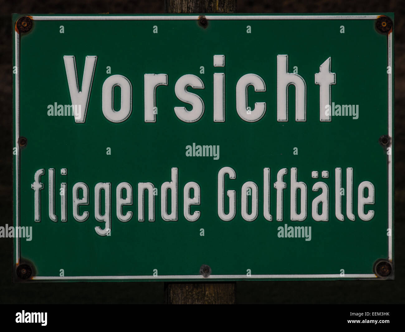 Warning sign, "Vorsicht, fliegende Golfbälle", German for "caution ...