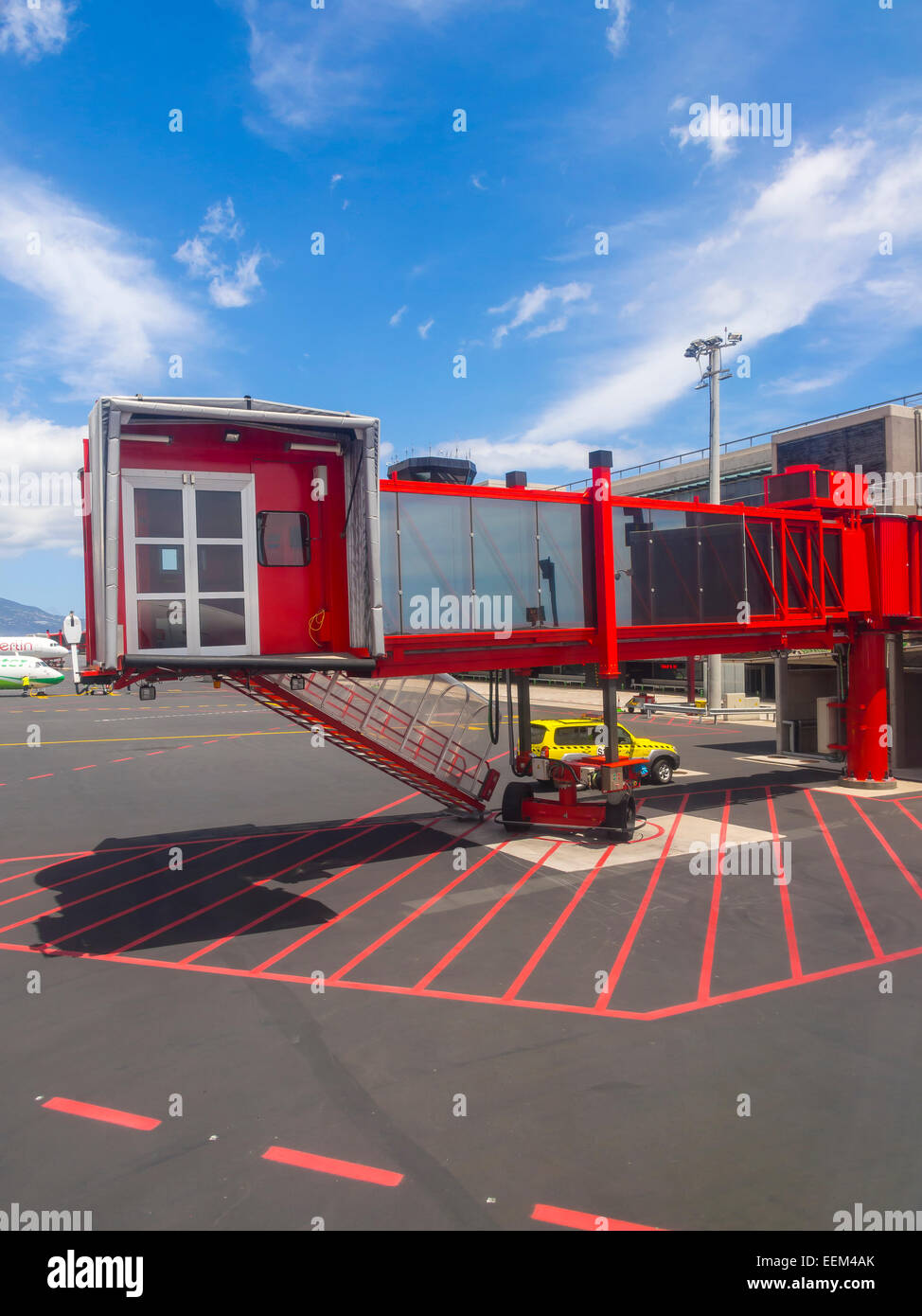 Airport passenger boarding bridge hi-res stock photography and images ... Airport passenger boarding bridge hi-res stock photography and images ...