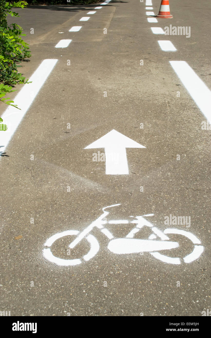 Freshly painted bicycle sign sprayed on asphalt with forward arrow ...