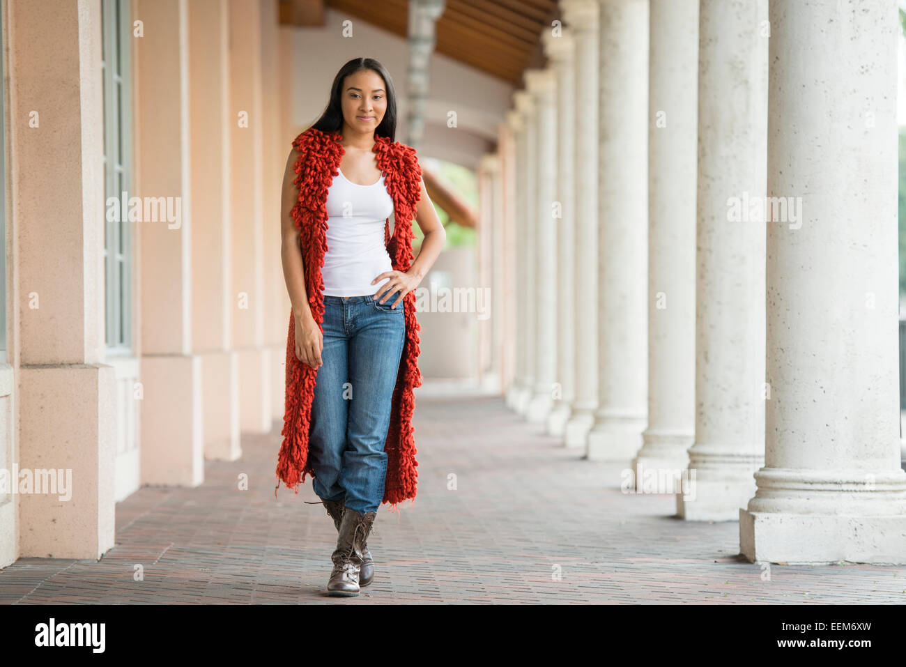 Standing pillar hi-res stock photography and images - Alamy