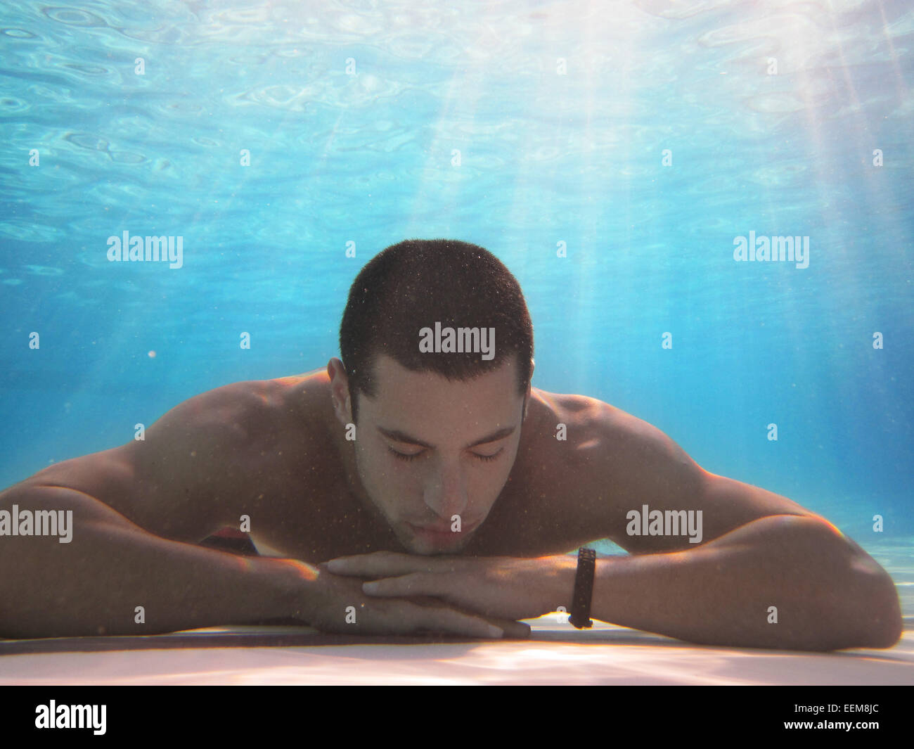 Man Swimming Underwater Stock Photos & Man Swimming Underwater Stock ...