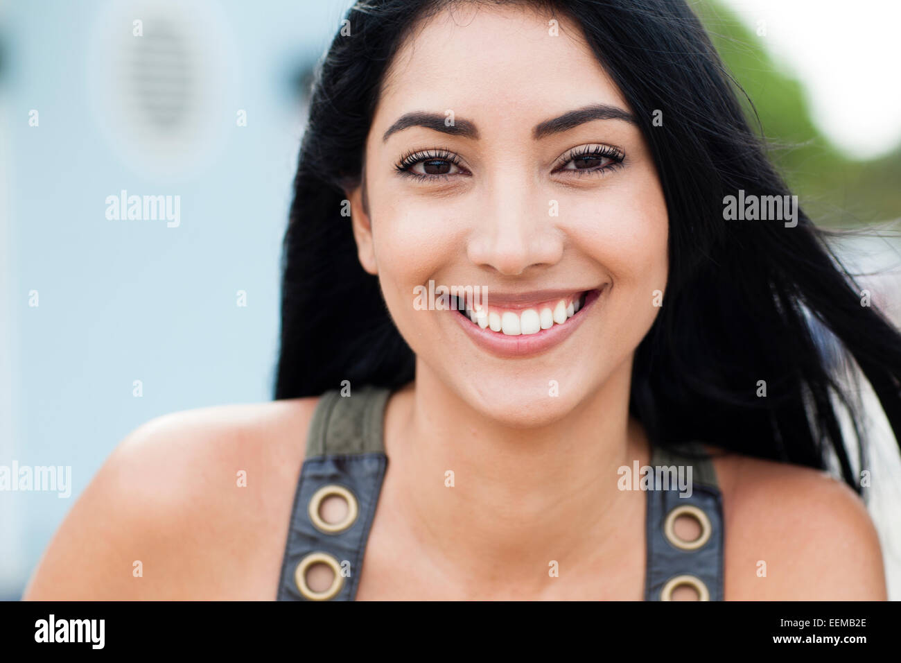 Hispanic woman smiling Stock Photo - Alamy