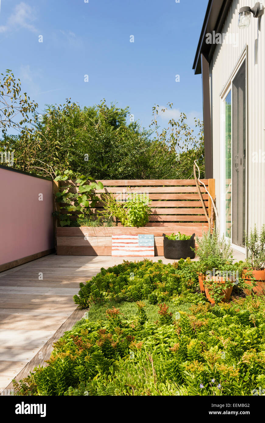 Landscaping and patio of modern condo building Stock Photo - Alamy