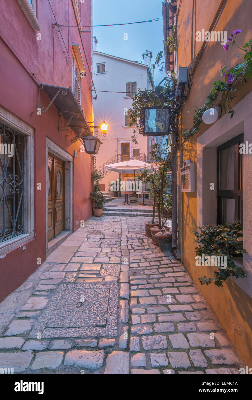 Alleyway between buildings hi-res stock photography and images - Alamy