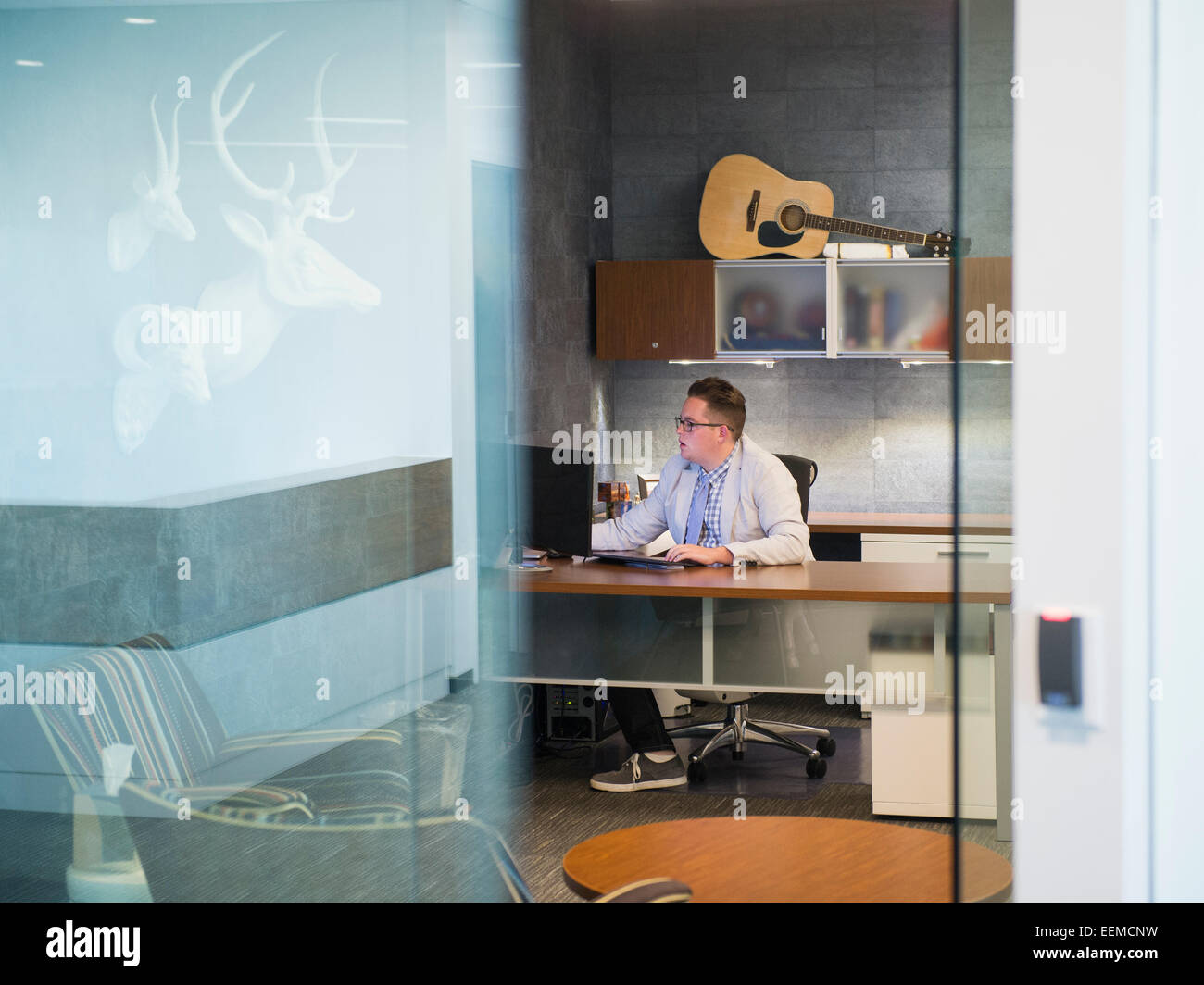 Man sitting desk full view hi-res stock photography and images - Alamy