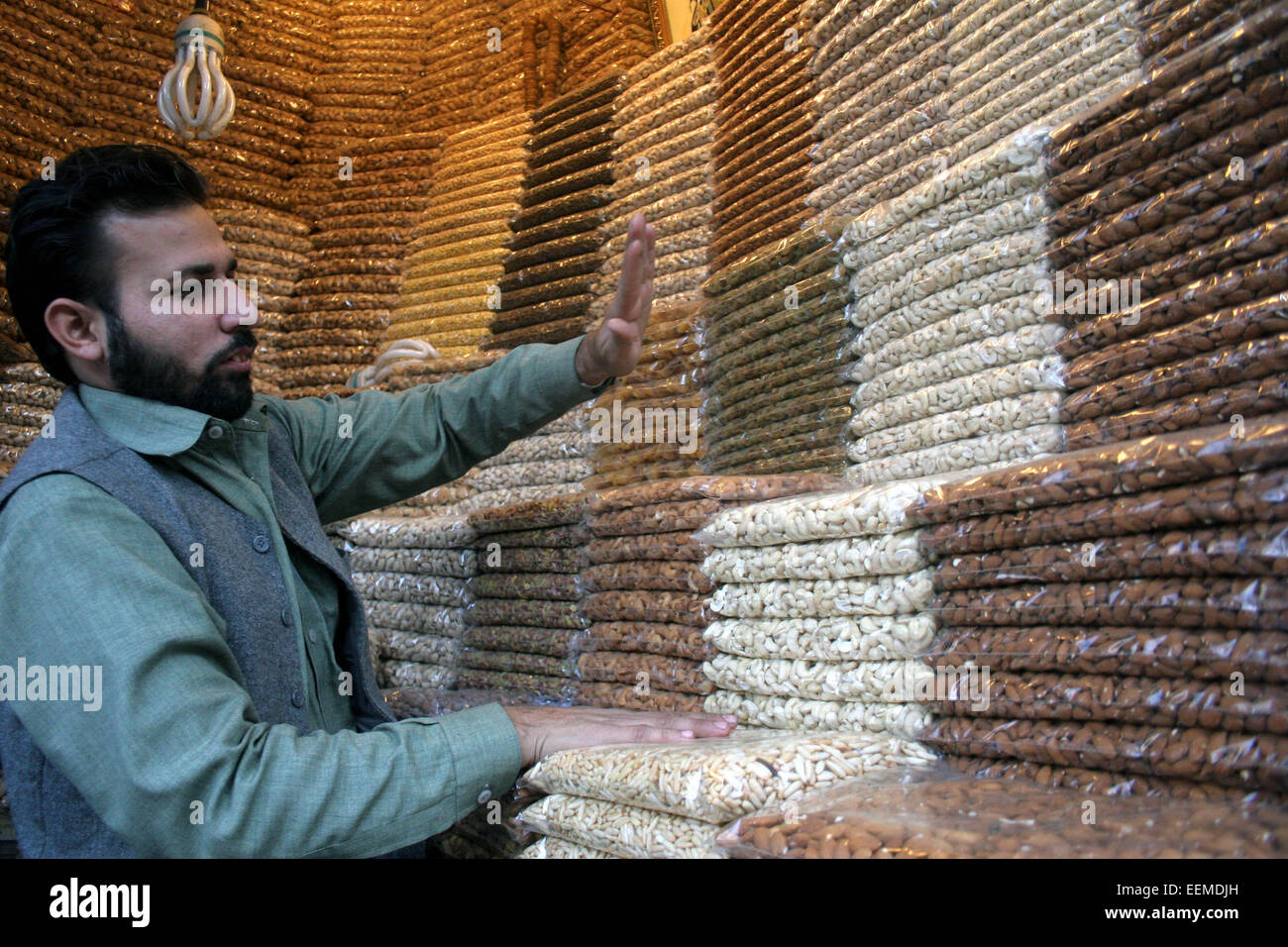 Dry fruits shop hi-res stock photography and images - Alamy