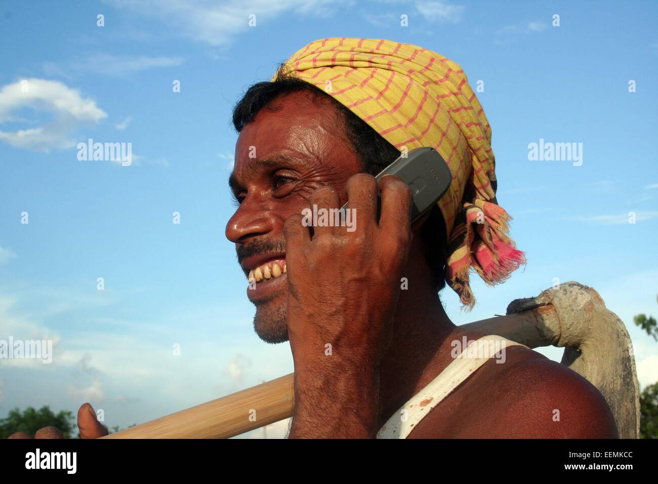 Bangladeshi man using mobile phone hi-res stock photography and images ...
