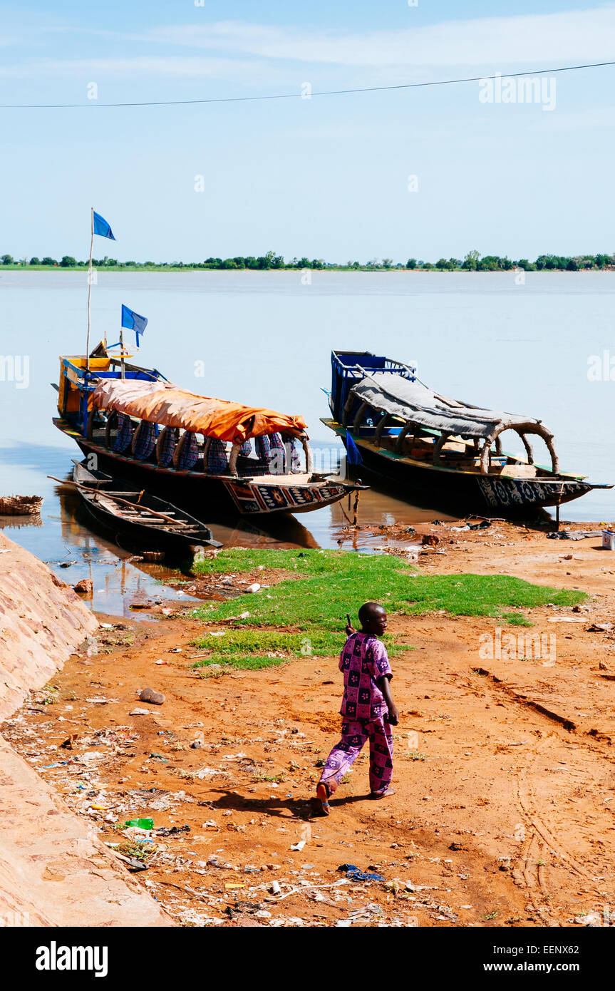 Pinnaces docked at the port of Segou. Mali Stock Photo - Alamy
