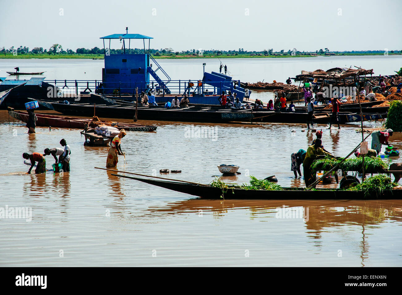 Action in the port, Segou, Mali Stock Photo - Alamy