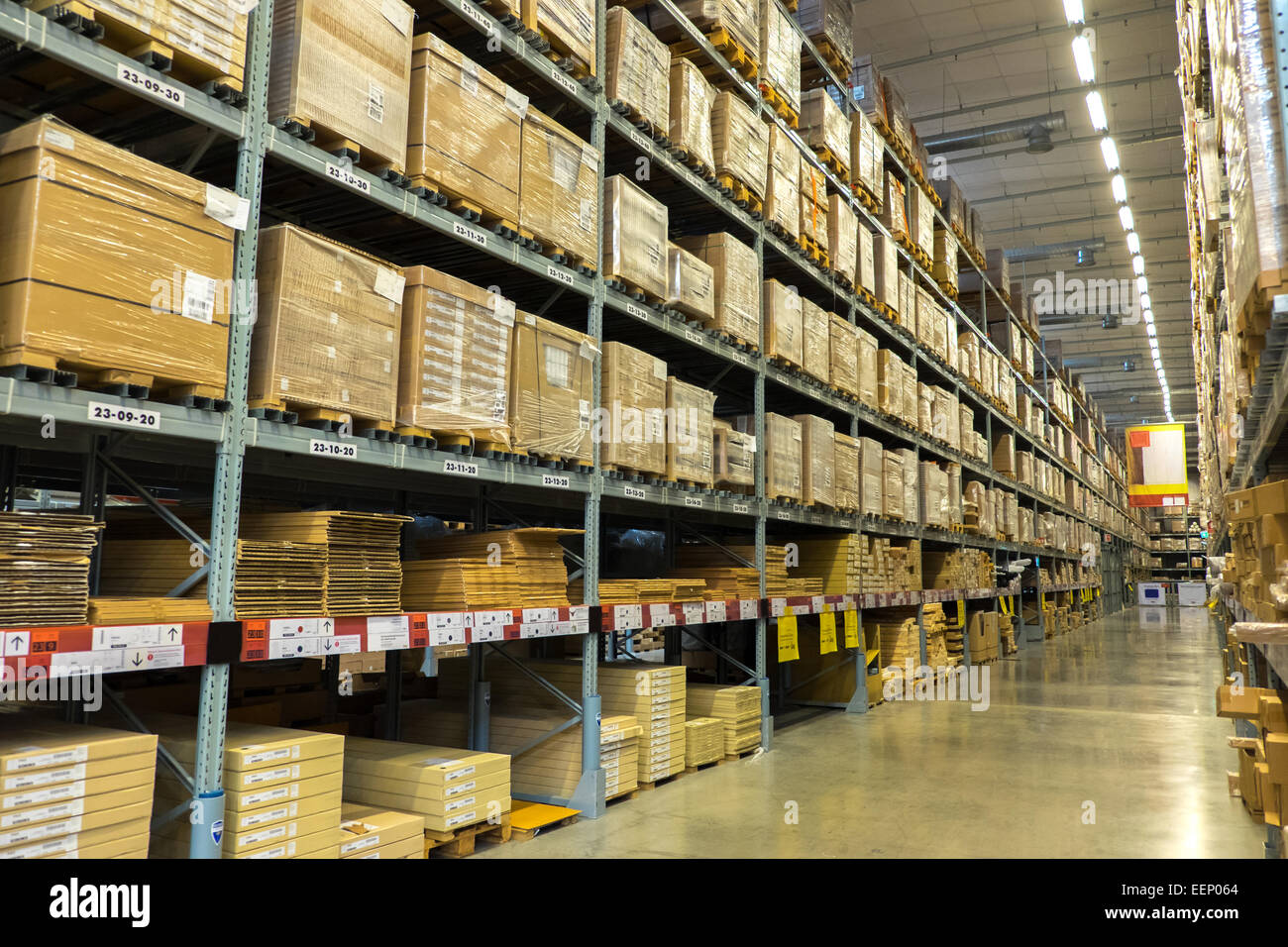 Rack warehouse hi-res stock photography and images - Alamy