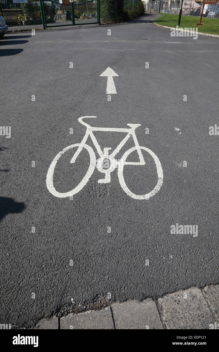 Cycle track sign Stock Photo - Alamy