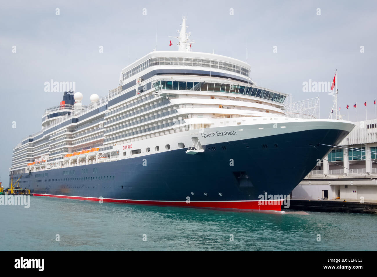 Cunard's Queen Elizabeth cruise ship docked in Hong Kong Stock Photo ...