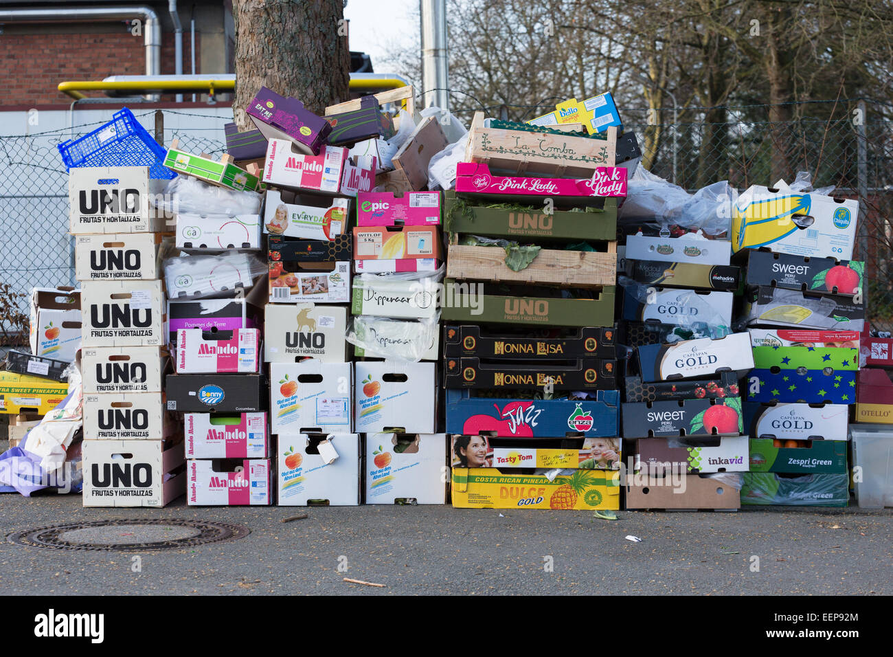 Empty fruit boxes piled up at an outdoor market Stock Photo - Alamy