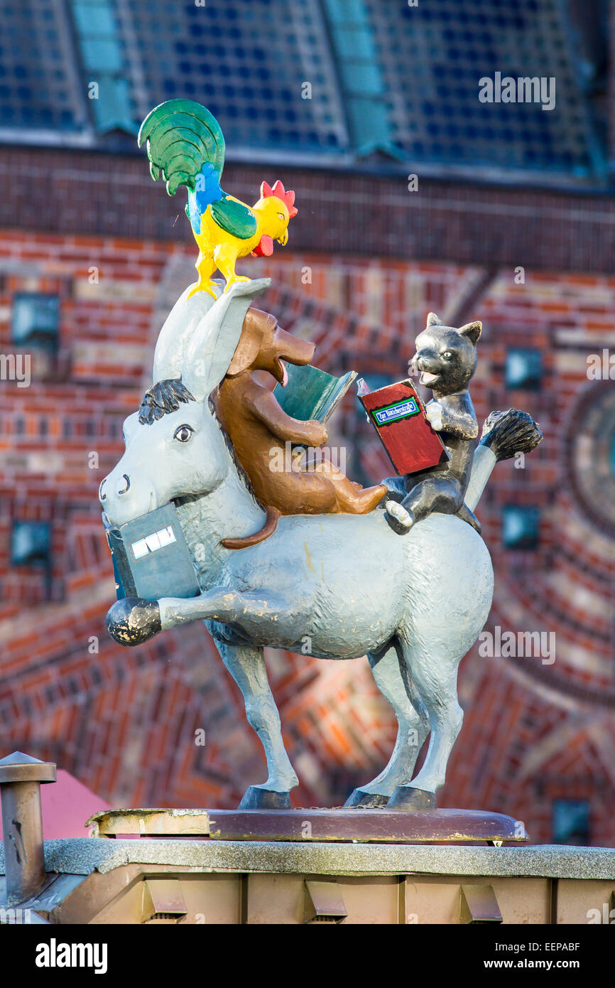Sculpture of the "Bremer Stadtmusikanten" the "town musicians of Bremen ...
