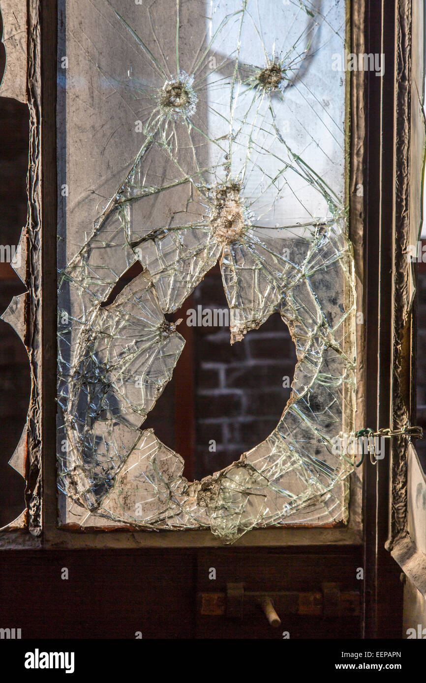 Safety glass hi-res stock photography and images - Alamy