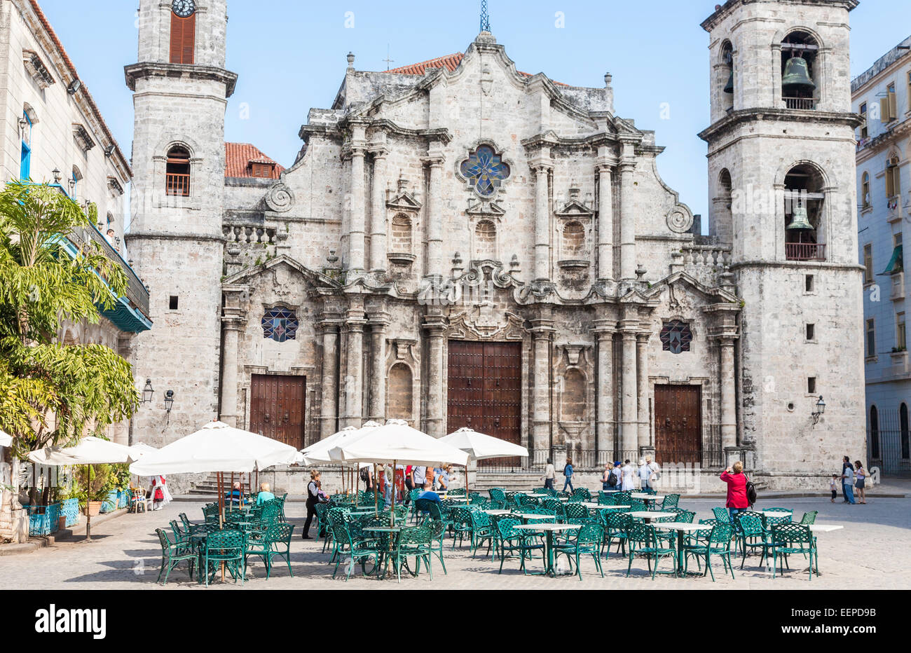 Havana Cathedral with restaurant tables and umbrellas in Cathedral ...