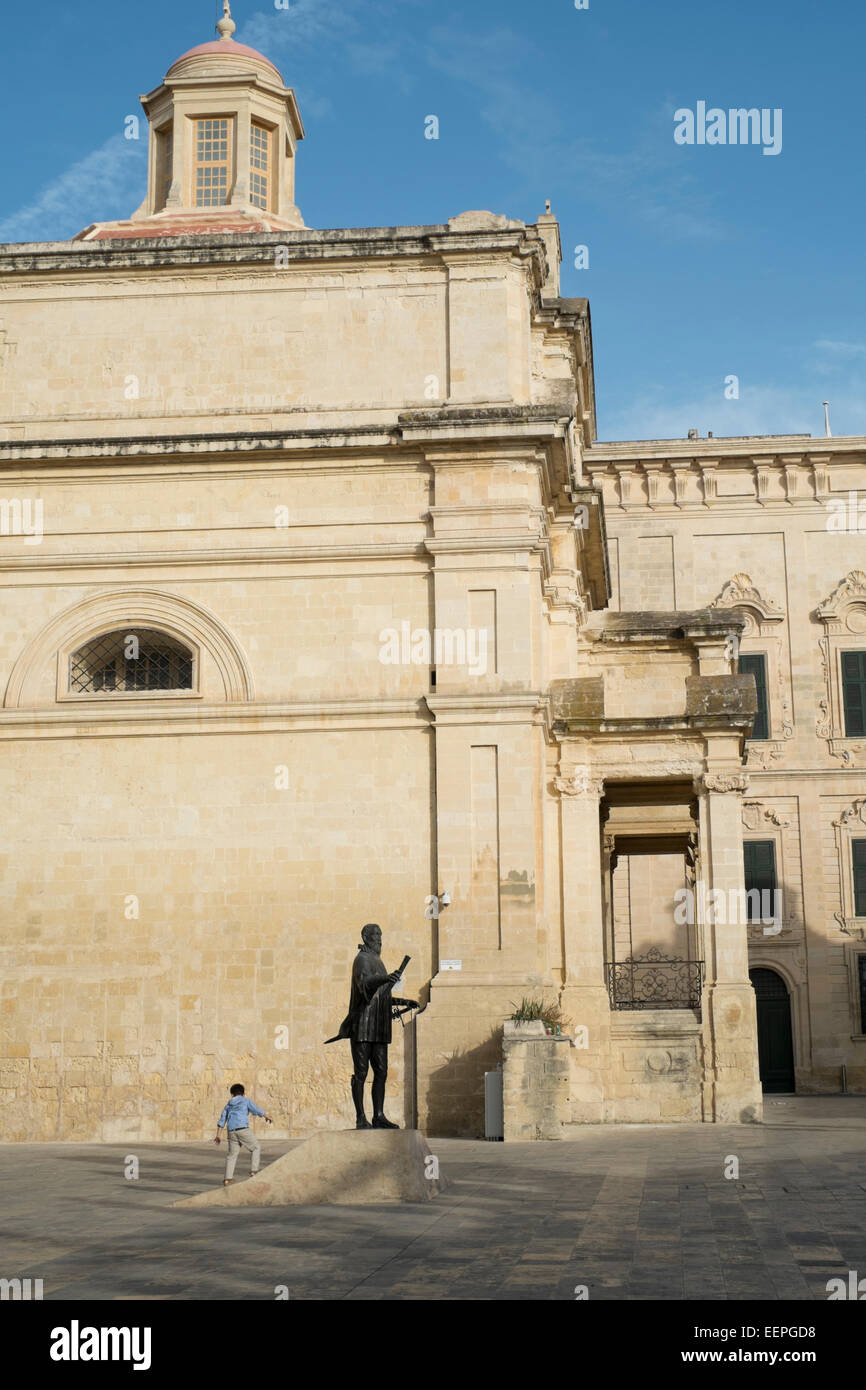 Statue of De Vallette in Valletta,Malta Stock Photo - Alamy