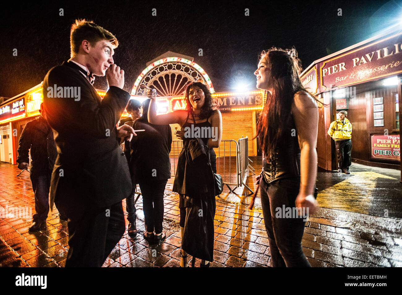 Night club partying girls and boys hi-res stock photography and images ...