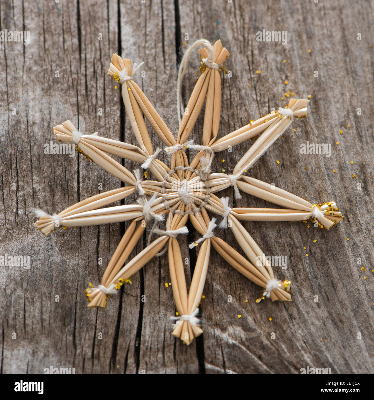 Straw star on wooden background Stock Photo - Alamy