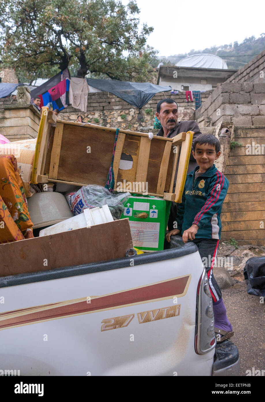 Yazidis fleeing hi-res stock photography and images - Alamy