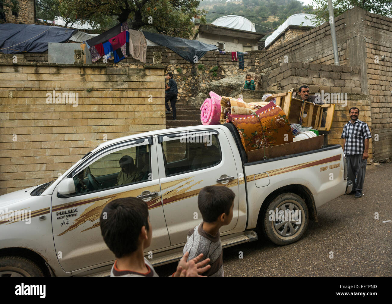 Yazidis fleeing hi-res stock photography and images - Alamy