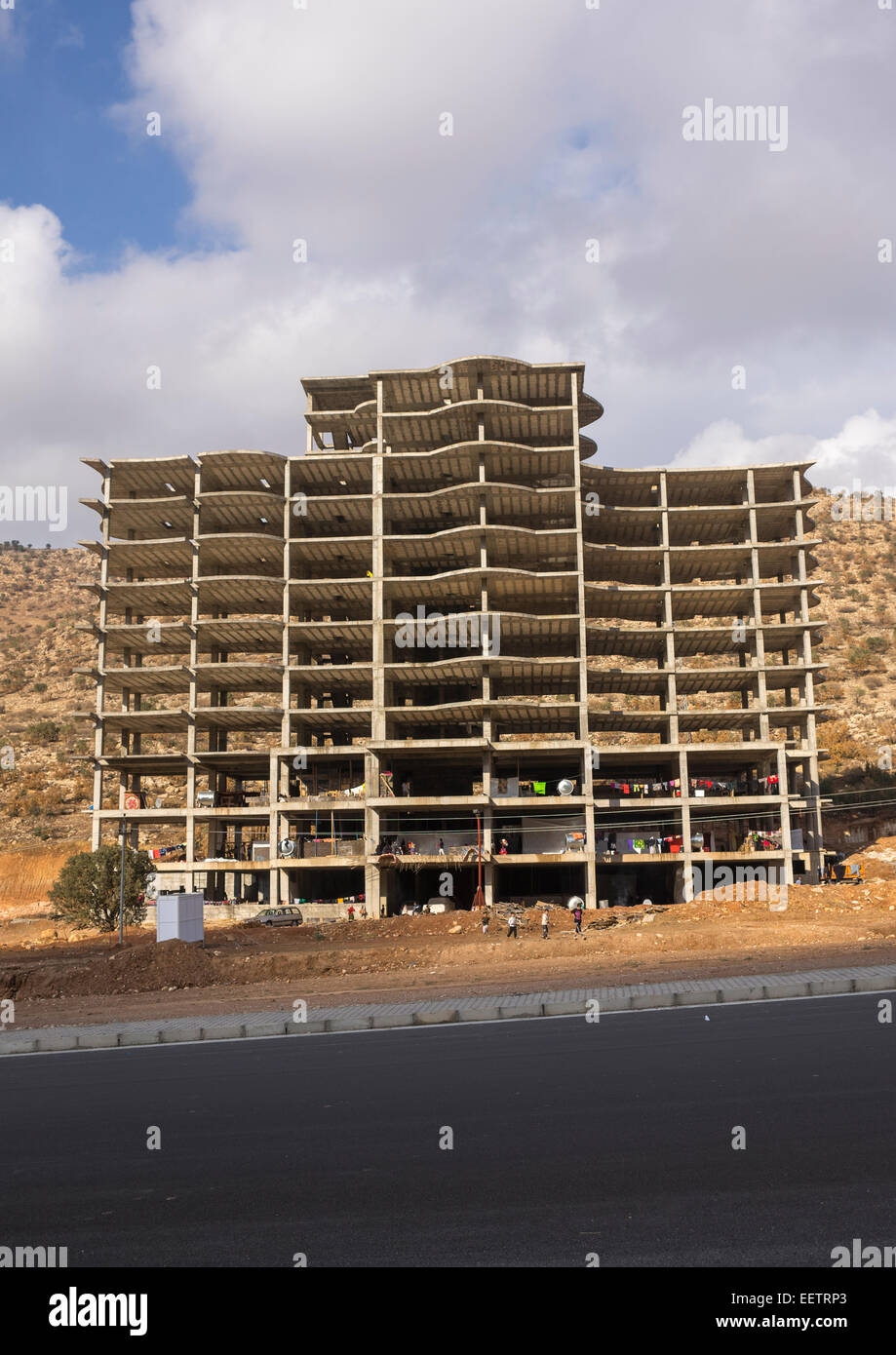Yezidi Refugees Displaced From Sinjar Living In An Under Construction ...