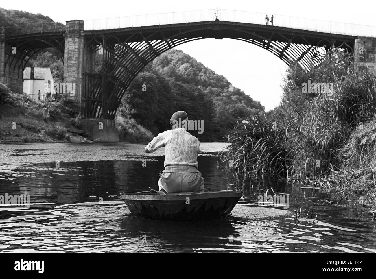 Eusty Rogers with his handmade coracle on the River Severn in ...