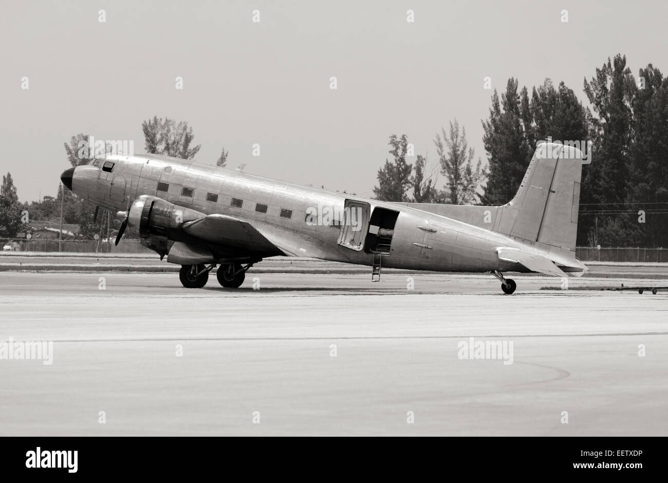 Vintage dc 3 plane hi-res stock photography and images - Alamy