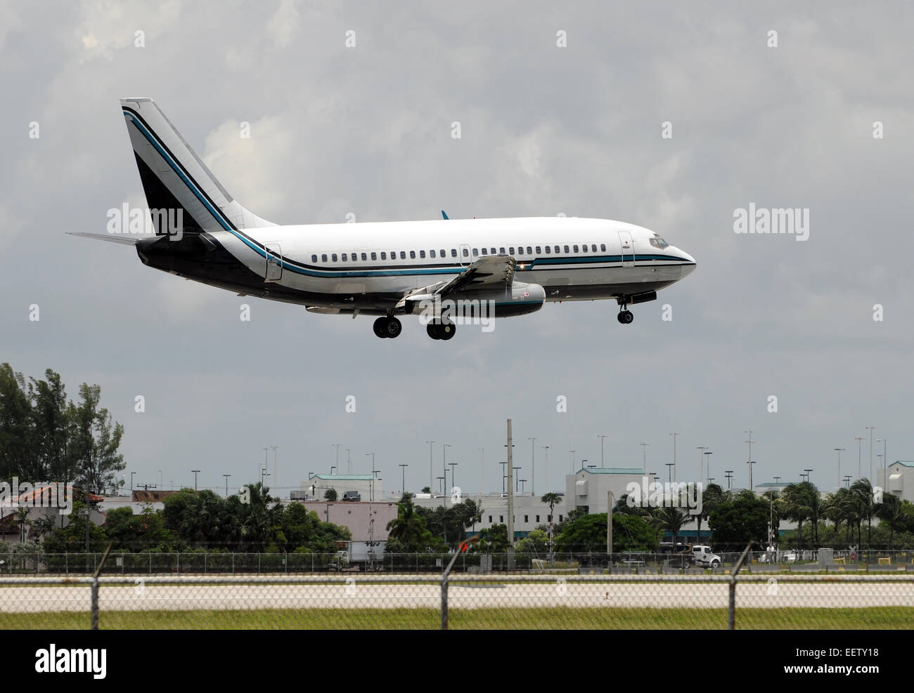 Boeing 737 approaching before landing hi-res stock photography and ...
