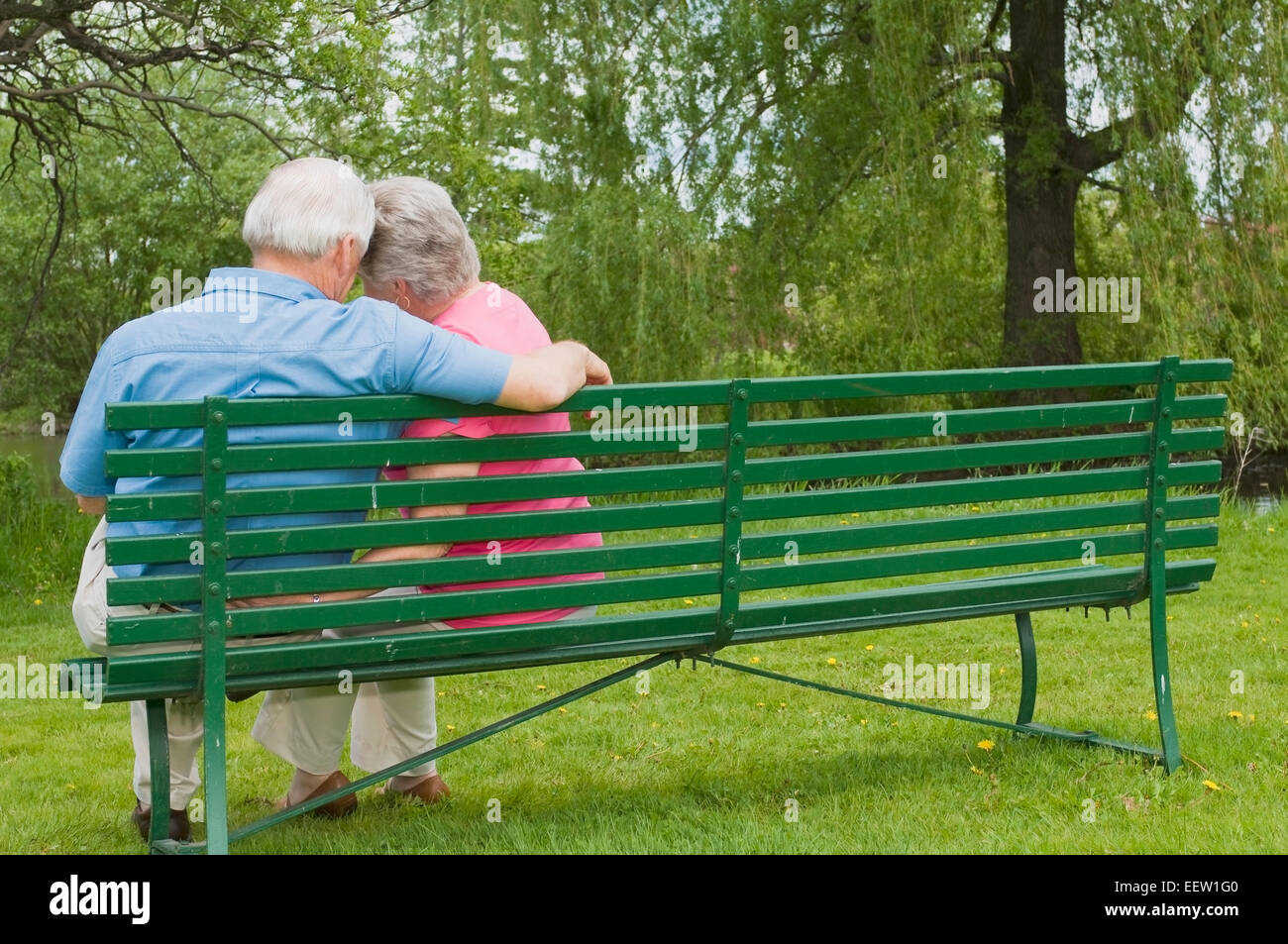 Couple bench behind hi-res stock photography and images - Alamy