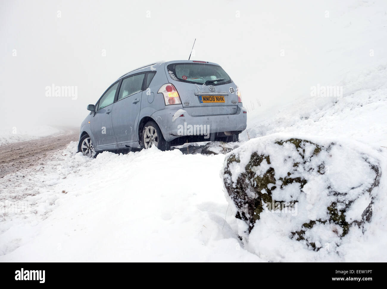 Car heavy snow hi-res stock photography and images - Alamy