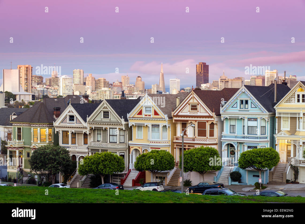 Painted Ladies victorian houses in Alamo Square, San Francisco ...