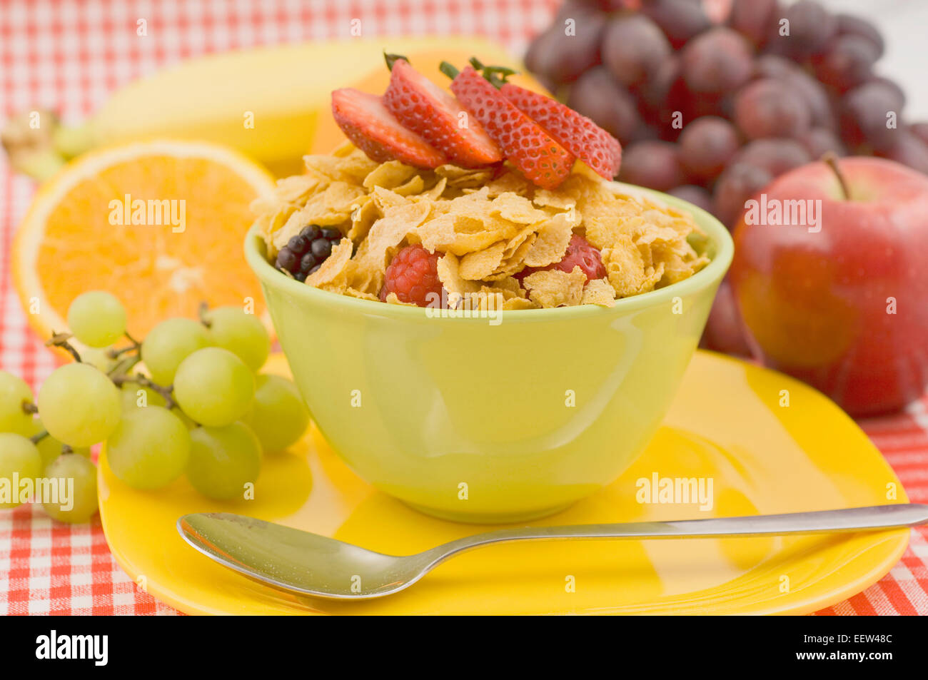 Bowl of corn flakes with fruit garnish Stock Photo - Alamy