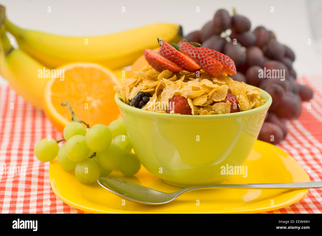 Bowl of corn flakes with fruit garnish Stock Photo - Alamy