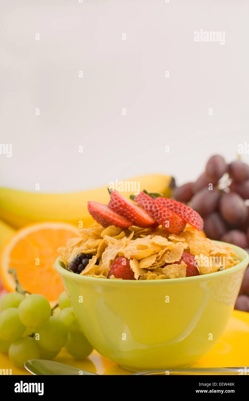 Bowl of corn flakes with fruit garnish Stock Photo - Alamy
