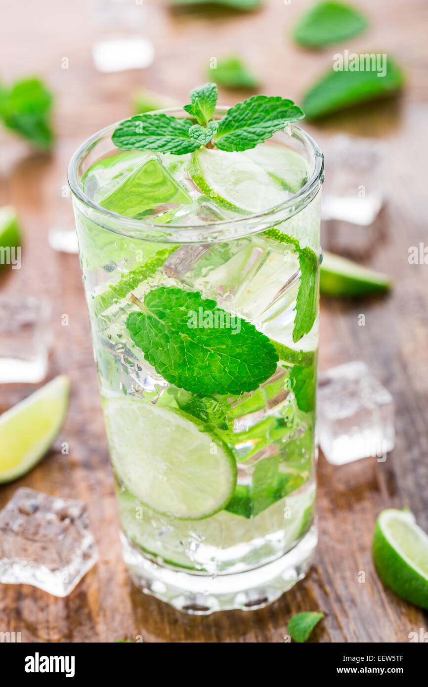 Cocktail with lime and mint Stock Photo - Alamy