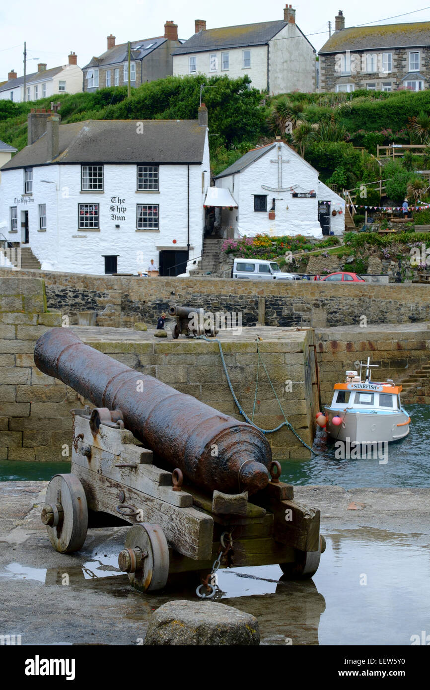 Pub ship inn porthleven cornwall hi-res stock photography and images ...