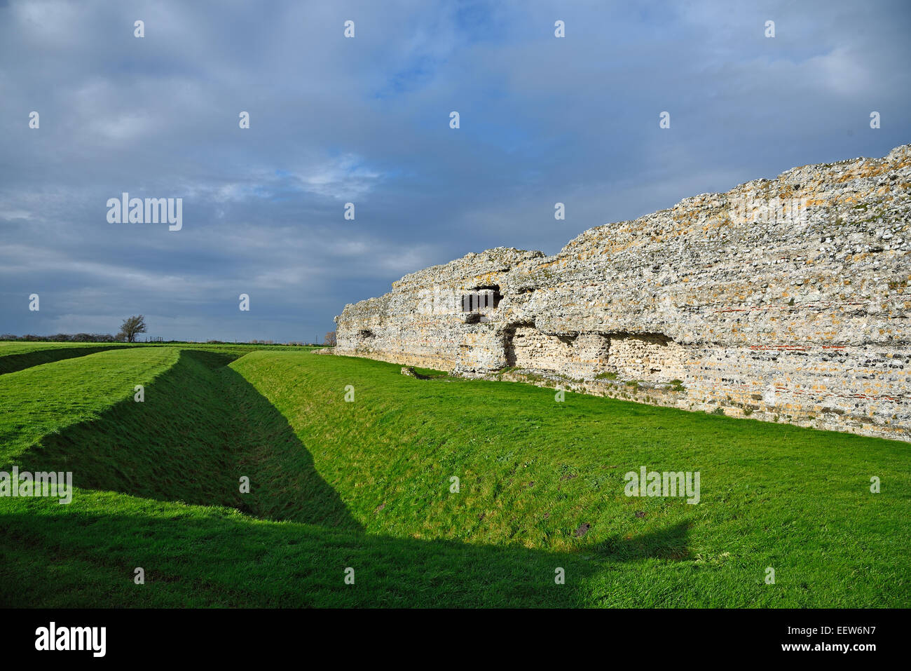 Ditch and wall at Richborough Roman Fort, Kent, UK Stock Photo - Alamy