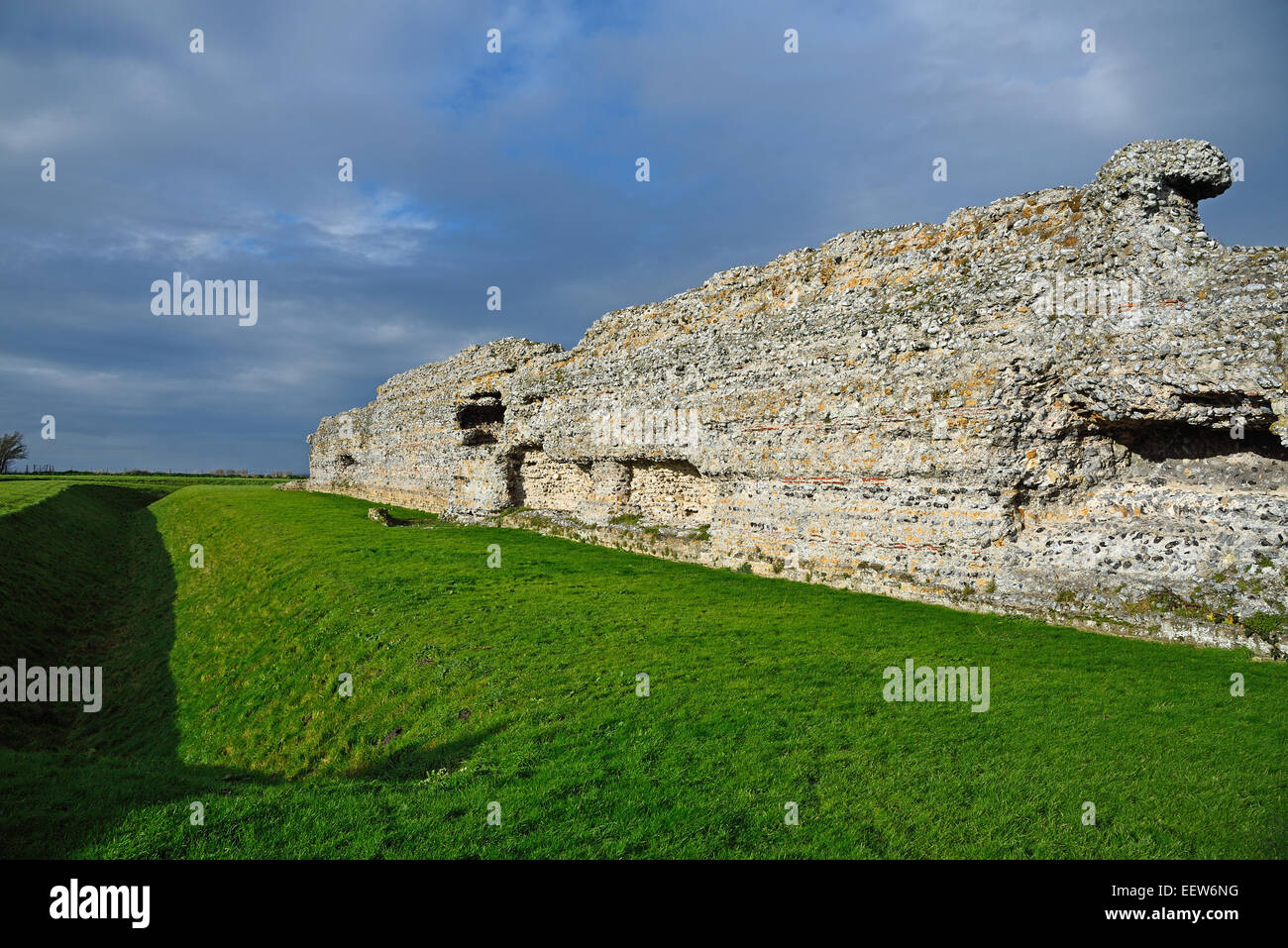 Wall at Richborough Roman Fort, Kent, UK Stock Photo - Alamy
