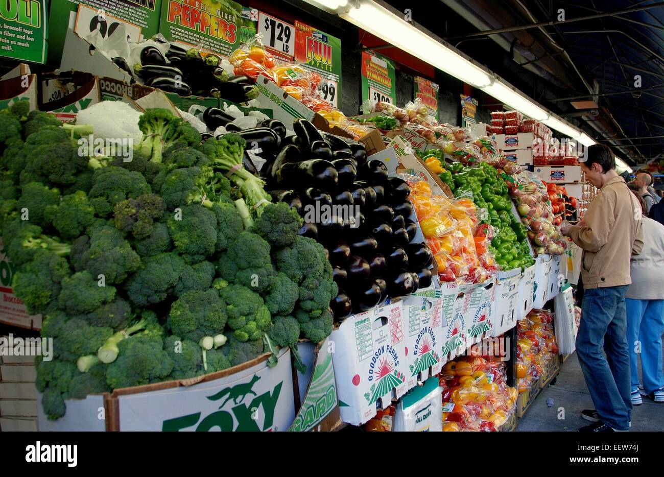 New York City: People shopping for fresh produce at the popular Fairway ...