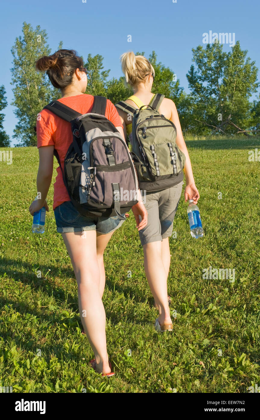Female friends walking back view hi-res stock photography and images ...