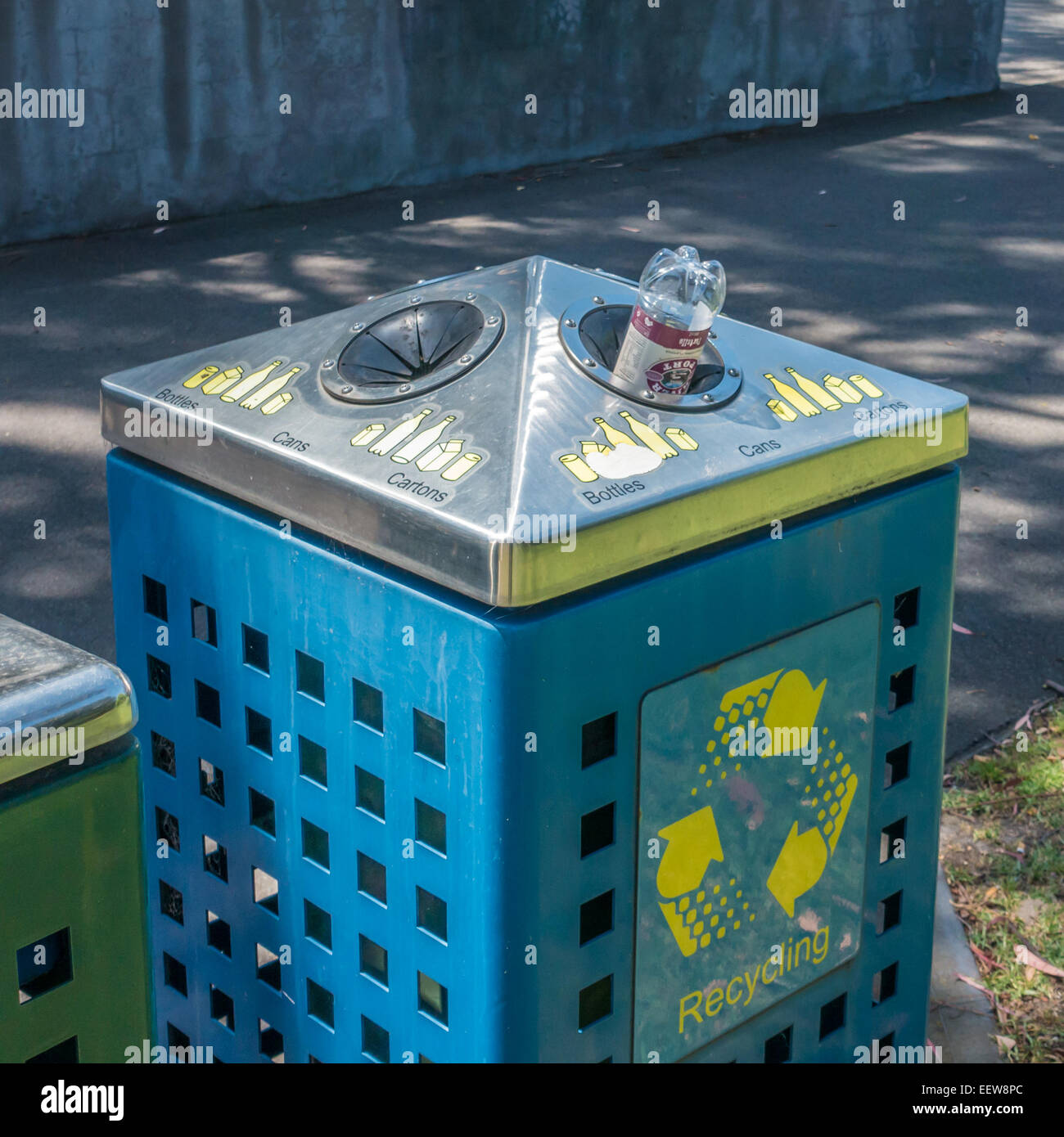 Overflowing recycle bin Stock Photo - Alamy
