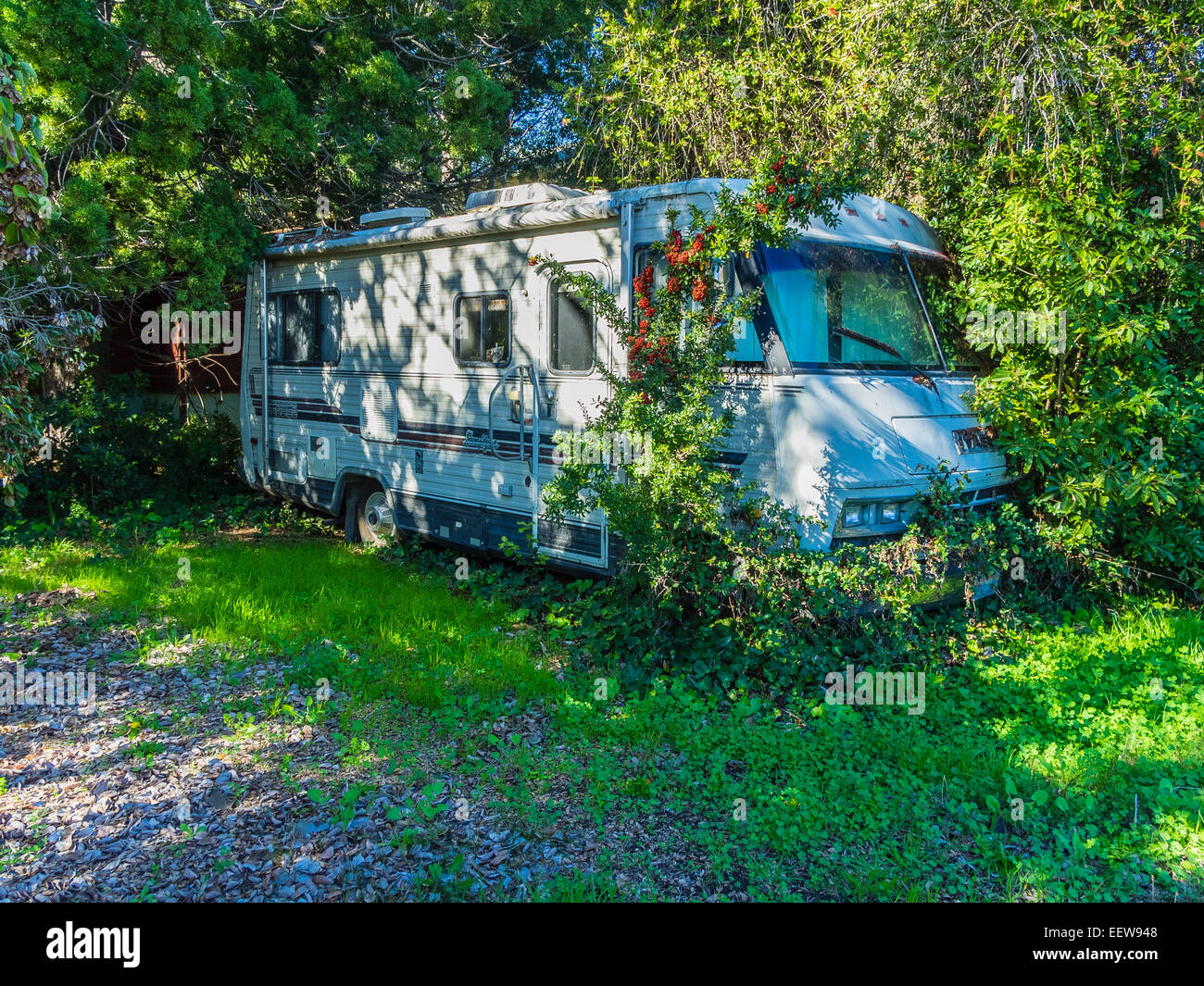 Abandoned camper van hi-res stock photography and images - Alamy