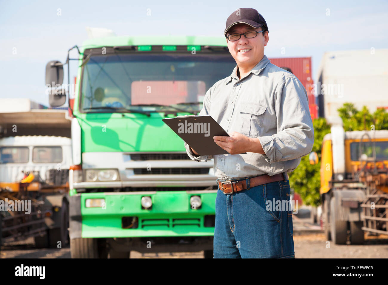 Shipping container on truck hi-res stock photography and images - Alamy