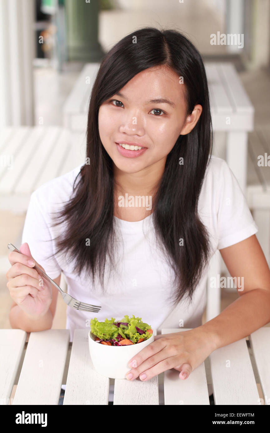 lady eat vegetable salad on the restaurant Stock Photo - Alamy