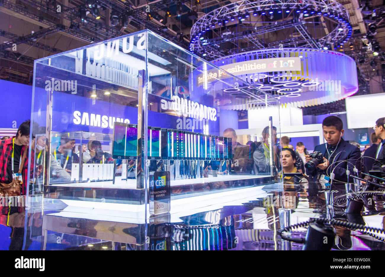 Samsung booth hi-res stock photography and images - Alamy